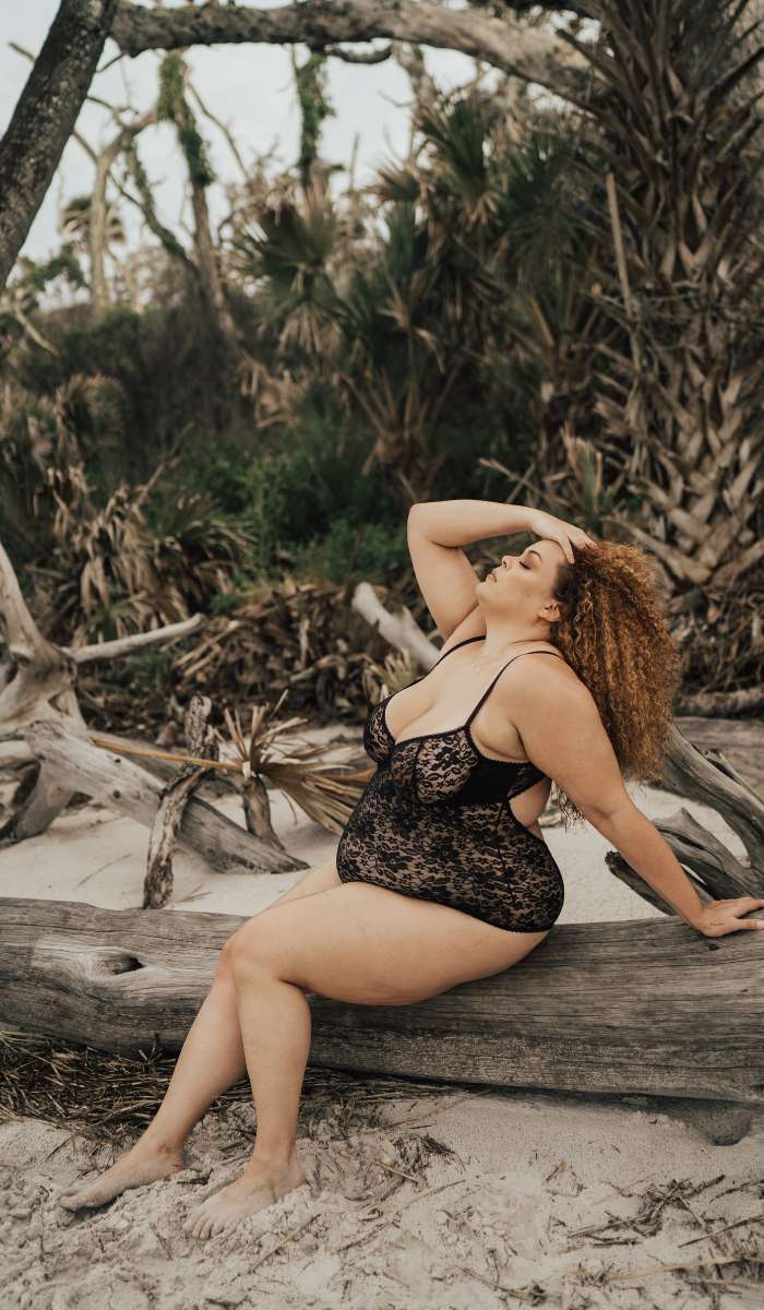 Jacksonville Beach Boudoir Shoot for a Plus-sized Babe - pompyportraits.com